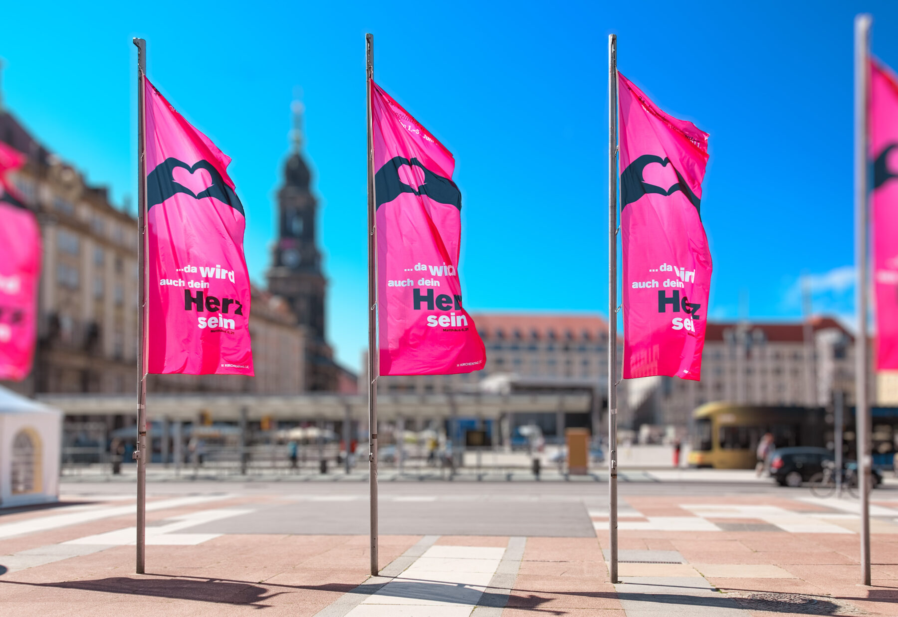Print advertising flags - brilliant photo print - affordable